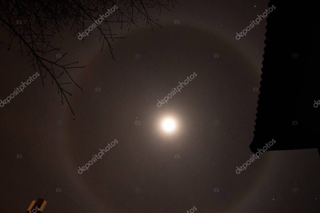 Fenómeno halo en la luna sobre Ucrania por la noche durante la guerra ...