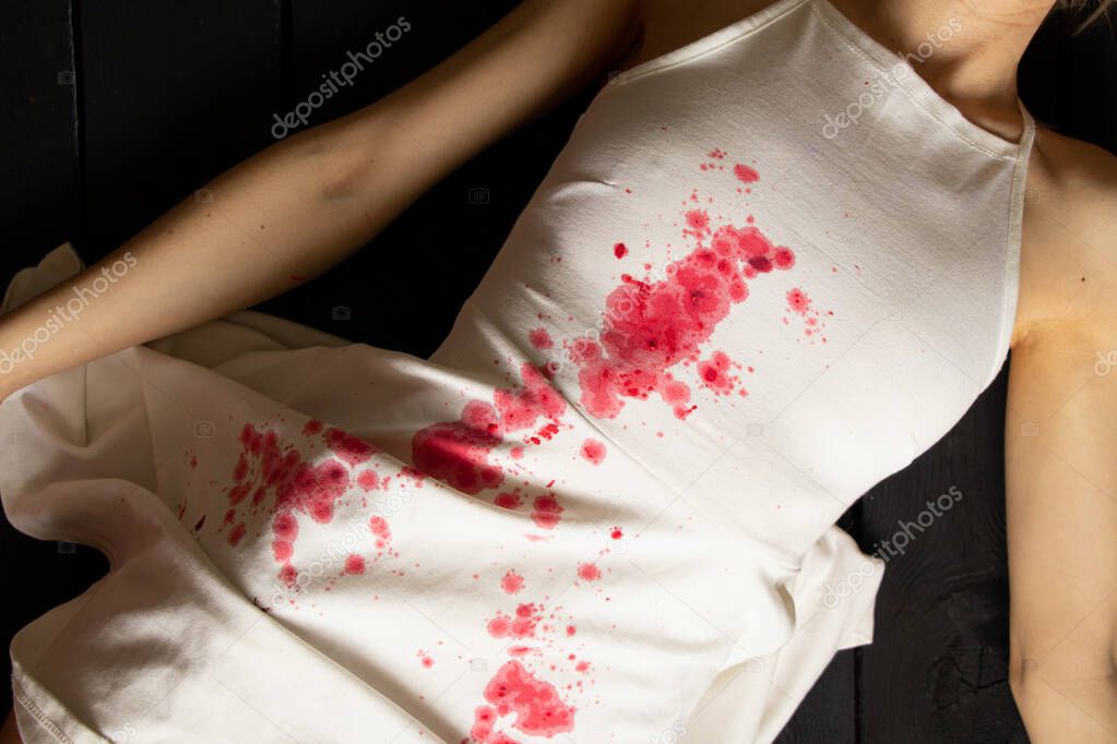 Una Mujer Ucraniana Asesinada Y Torturada Con Un Vestido Blanco Y