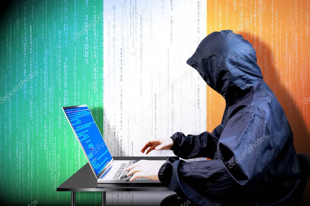 Anónimo hacker encapuchado, bandera de Irlanda, código binario ...