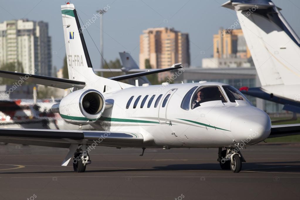 Cessna 550B Citation Bravo business aircraft running on the runway ...