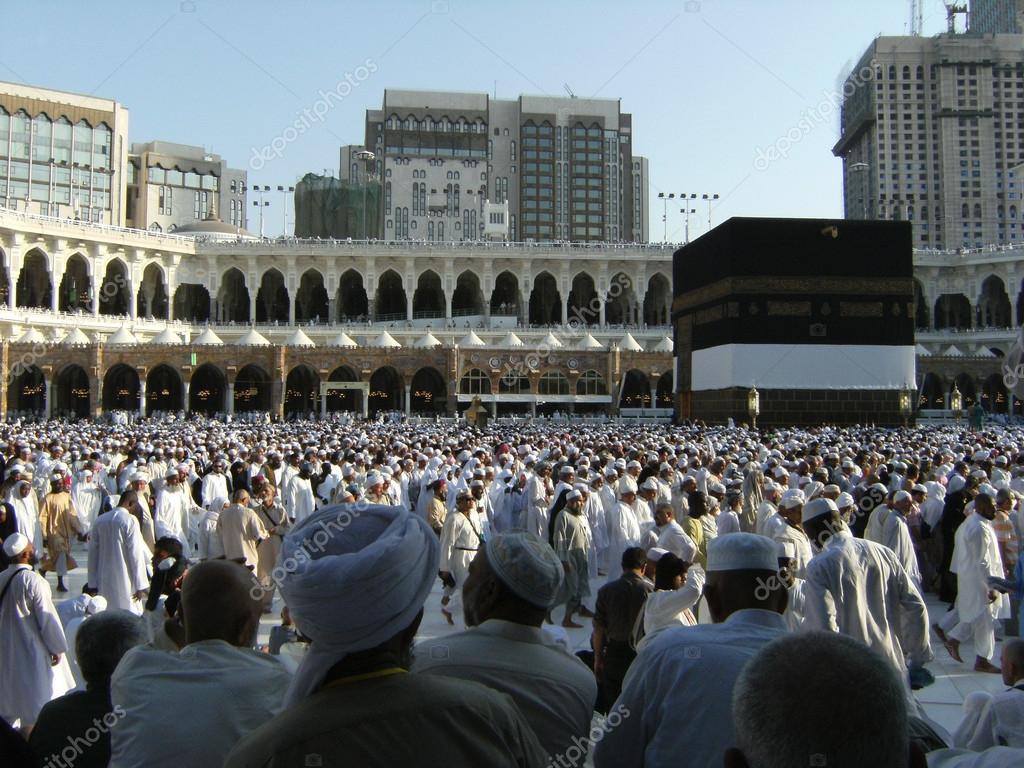 Muslims circumambulate the Kaaba. — Stock Editorial Photo © afaizal ...