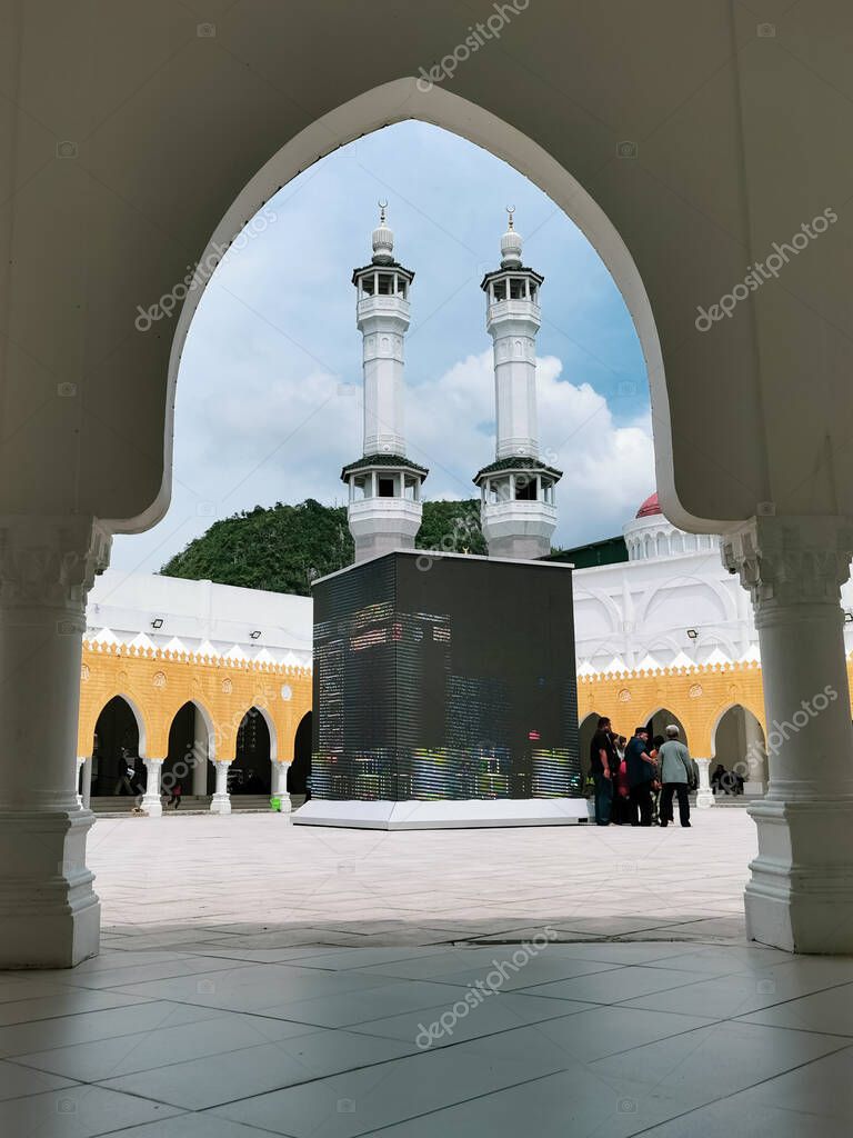 GUA MUSANG, KELANTAN, MALASIA-CIRCA JUNIO 2022: Turistas musulmanes en ...