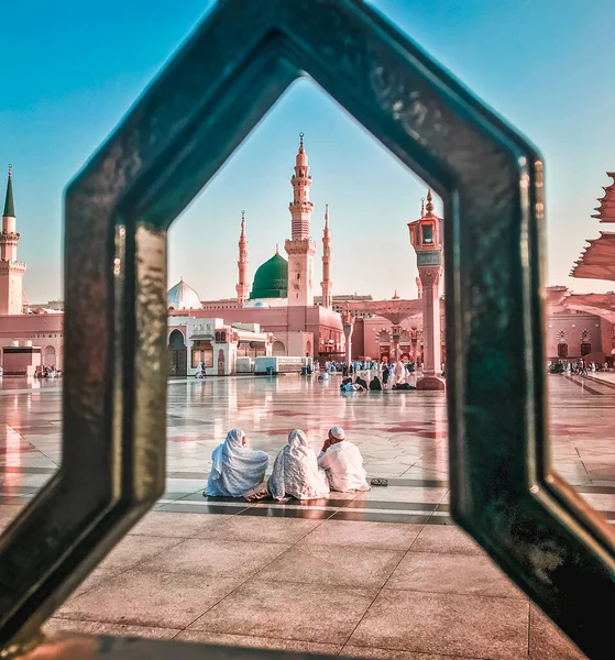 Muselman pilgrimer på förening av Nabawi moské, Medina Saudiarabiska A ...