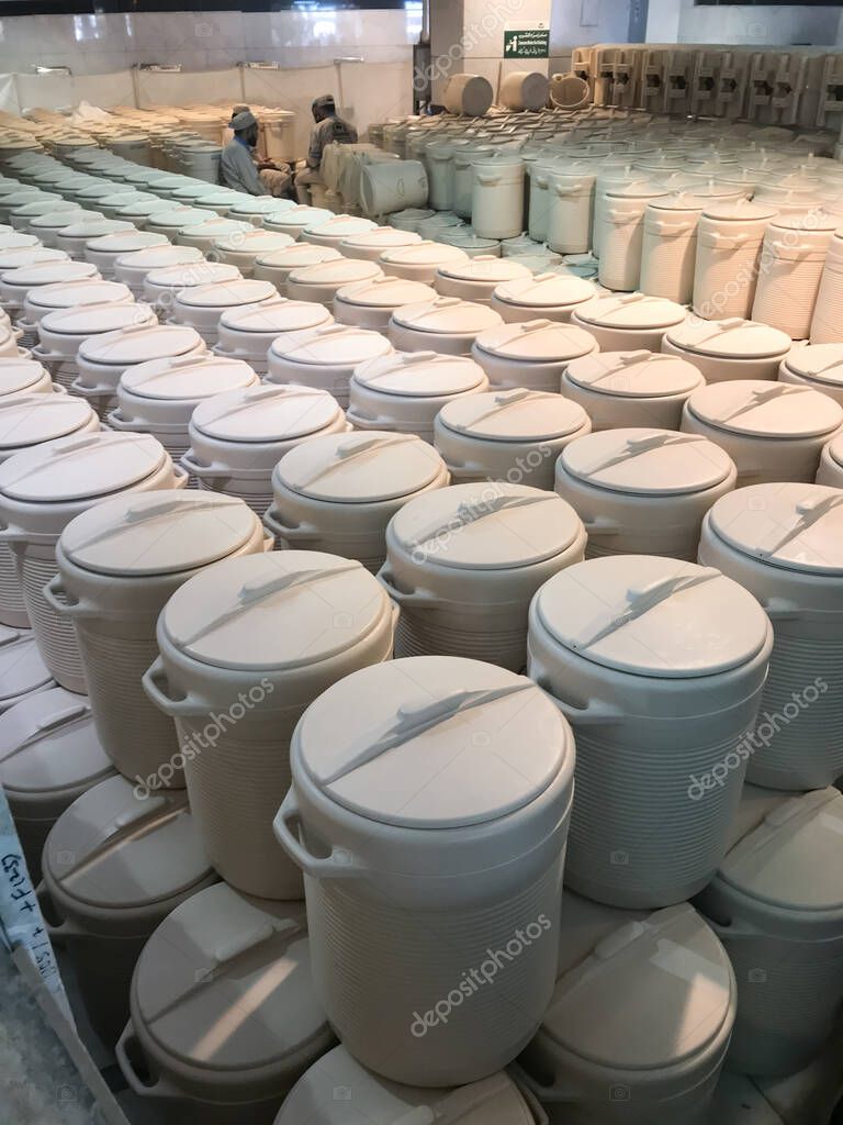 MECCA, ARABIA SAUDITA - CIRCA 2019: Los trabajadores descansan entre ...