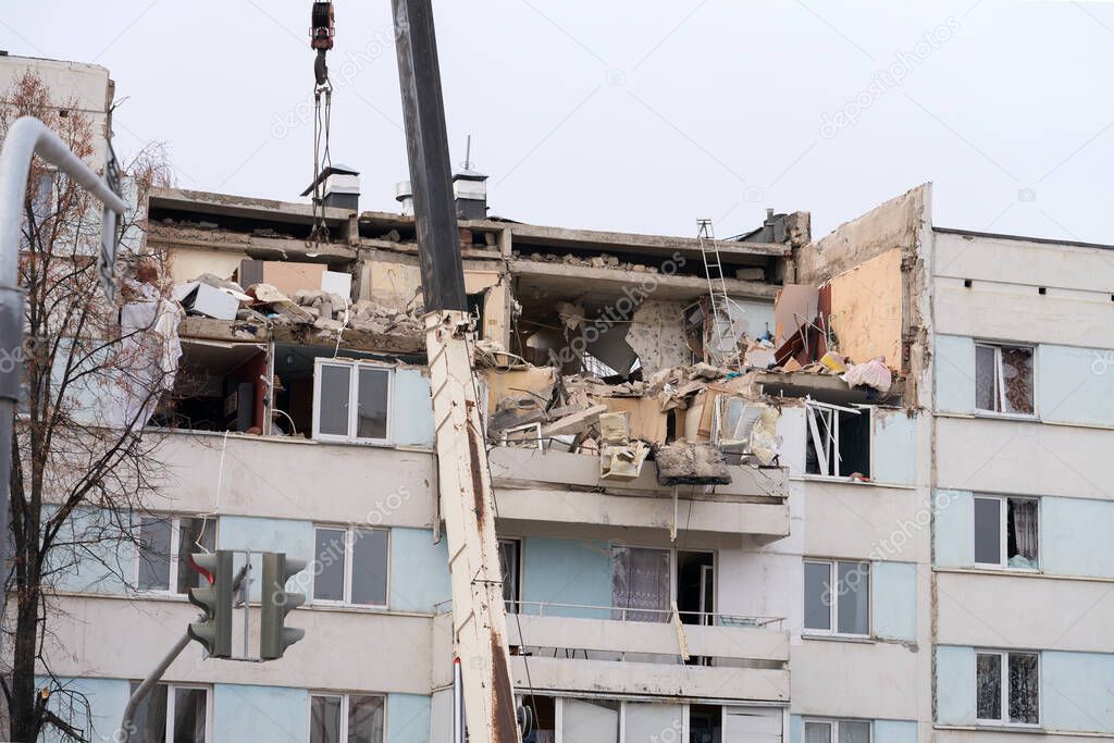 La destrucción de los pisos superiores de un edificio de apartamentos a ...