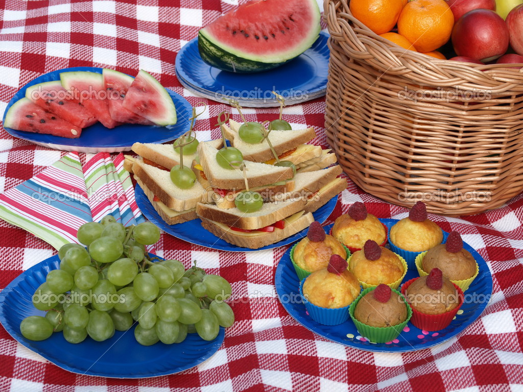 Alimentos para um piquenique — Fotografias de Stock © photographee.eu ...