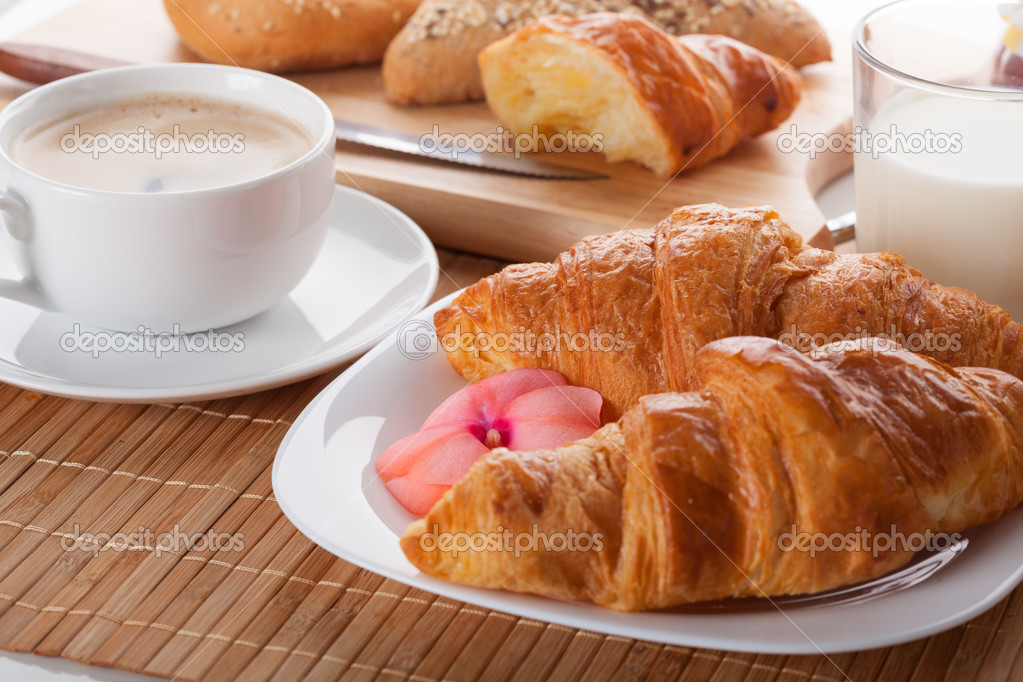 Französische Croissants mit einer Tasse Kaffee - Stockfotografie ...