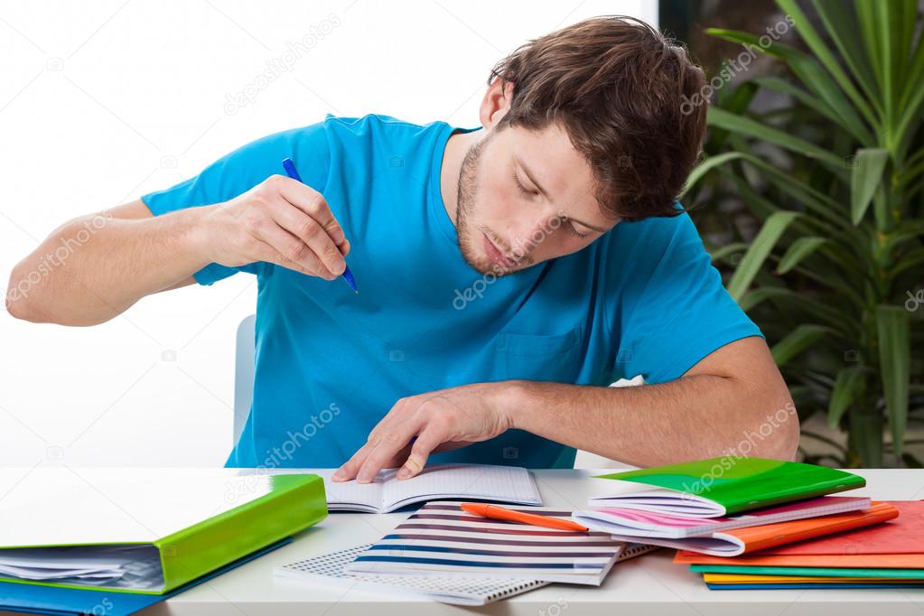 estudiante haciendo los deberes — Foto de stock © photographee.eu #41317245