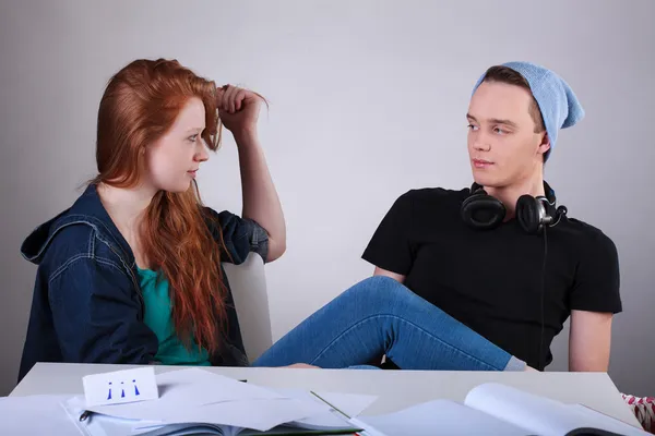 Duas adolescentes conversando fotos de stock, imágenes de Duas ...