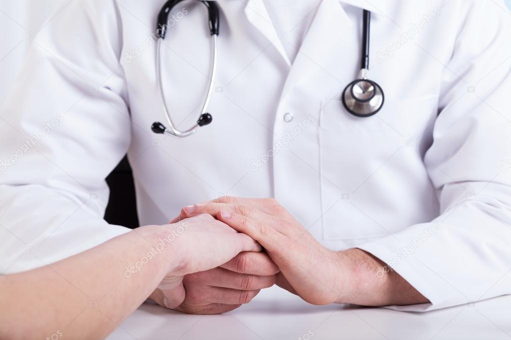 Médico sosteniendo la mano paciente 2023