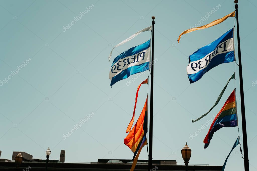 Bandera del orgullo del arco iris y muelle 39 bandera en asta de ...