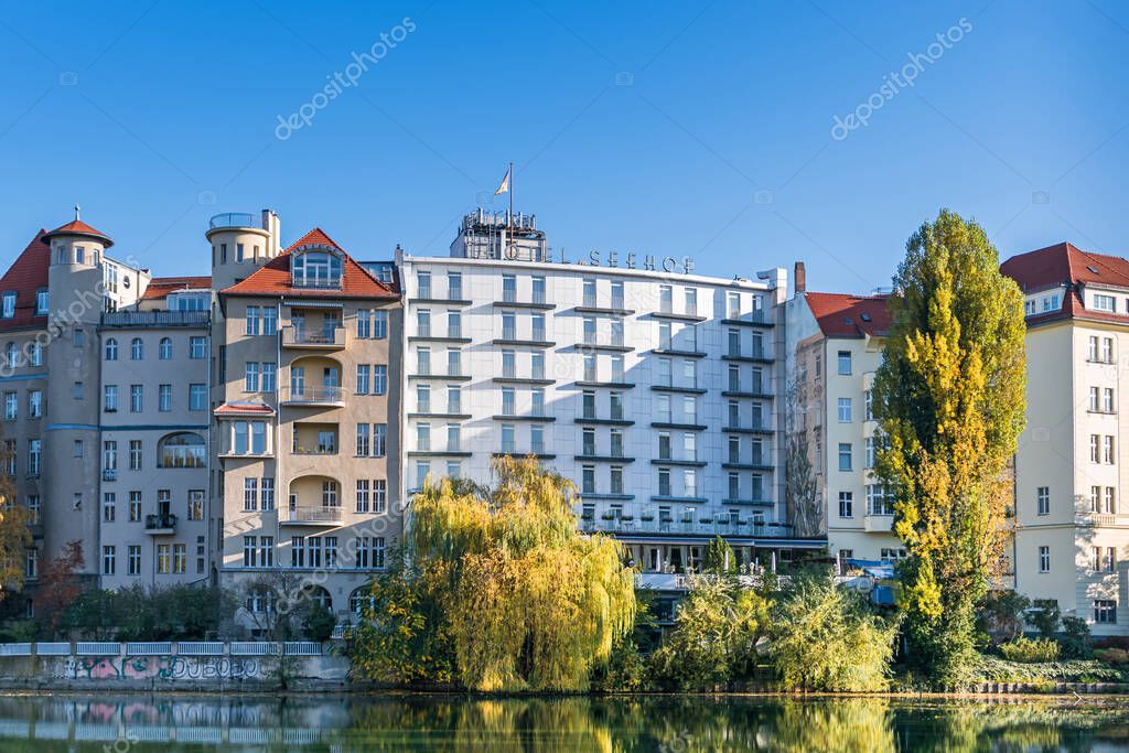 Berlín, Alemania - 7 de noviembre de 2020: Street Lietzenseeufer con ...