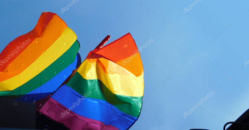 Orgullo arco iris lgbt gay bandera siendo ondeado en cielo bg 2023
