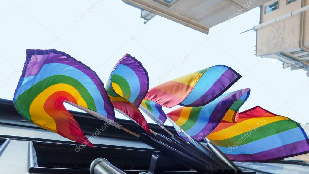 Orgullo arco iris lgbt gay bandera siendo ondeado en cielo bg 2023