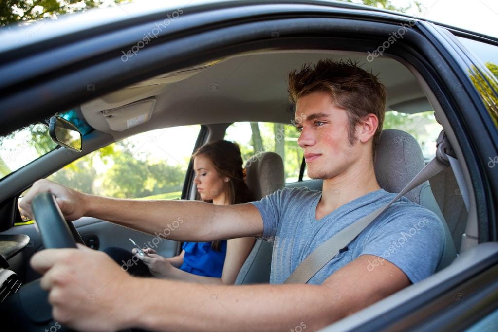 Conducción: Conductor que presta atención mientras los mensajes de texto de pasajeros 2024