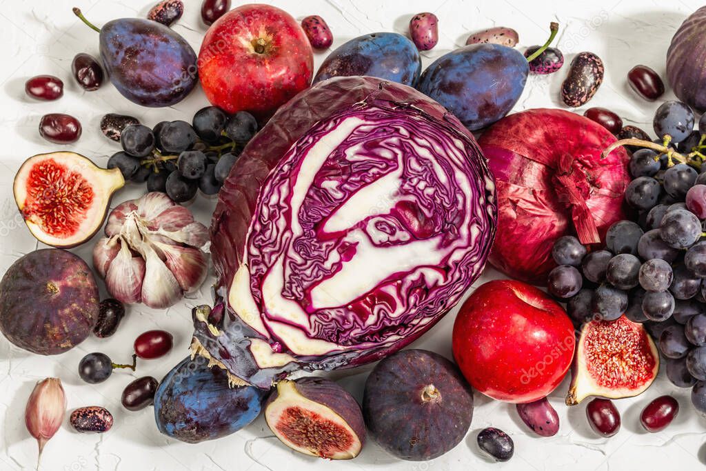 Comida azul, roja y morada. Fondo culinario de frutas y verduras. Higos ...