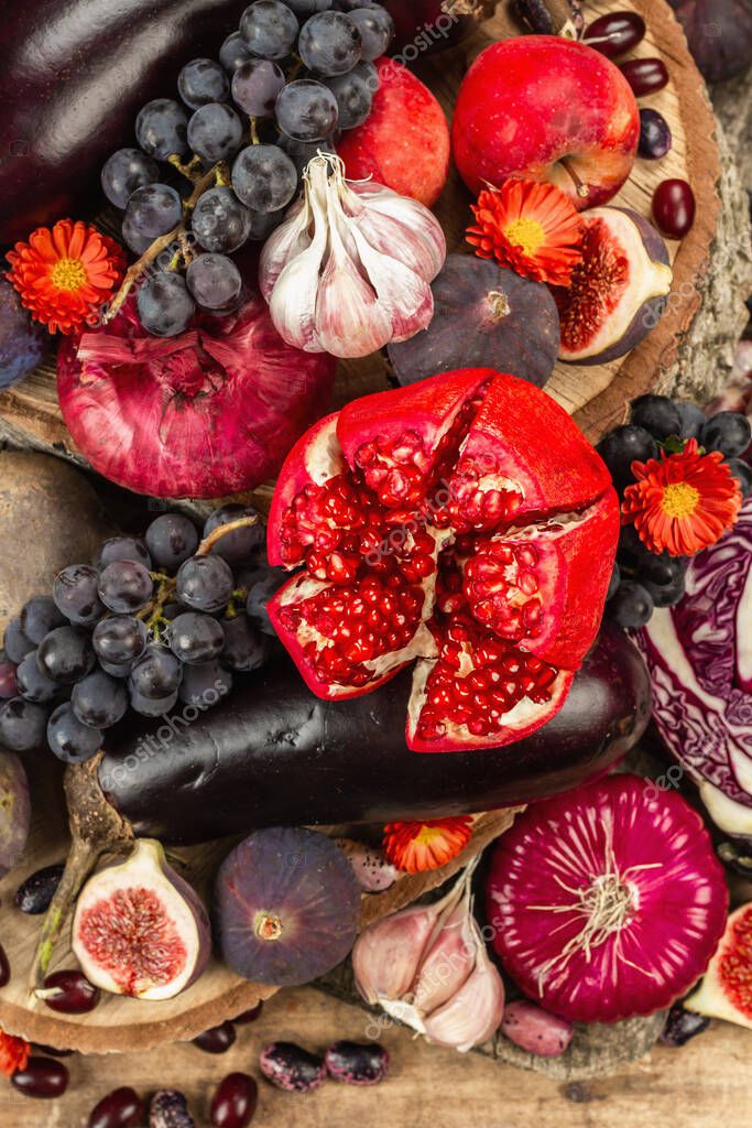 Comida azul, roja y morada. Fondo culinario de frutas y verduras. Higos ...