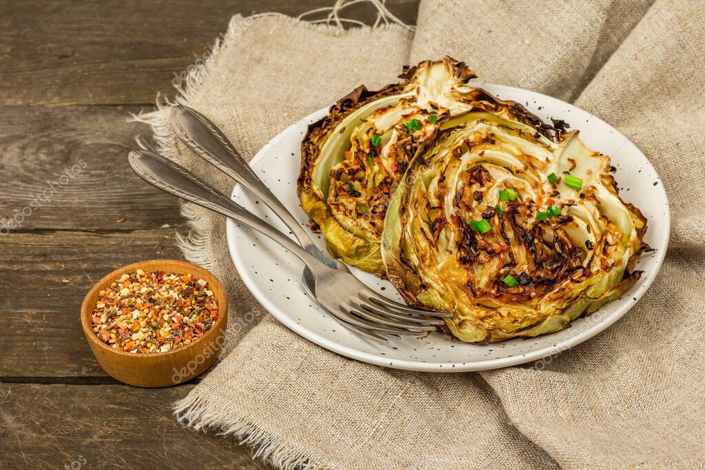 Filetes de col vegana caseros con hierbas y especias. Comida saludable ...