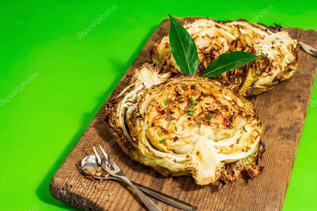 Filetes de col vegana caseros con hierbas y especias. Comida saludable ...