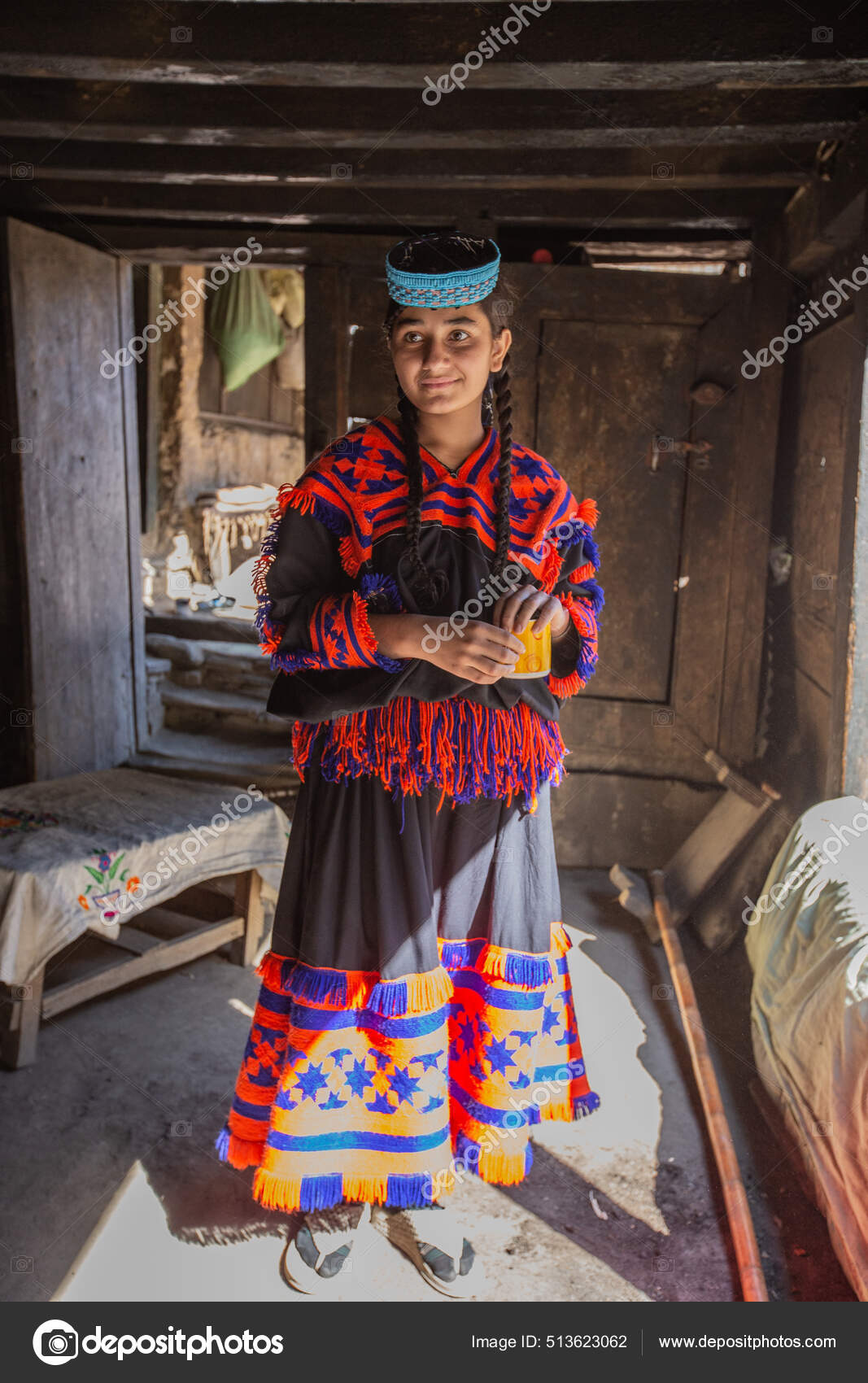 Valle Kalash Pakistán Septiembre 2021 Mujer Tribu Kalash Vestida ...