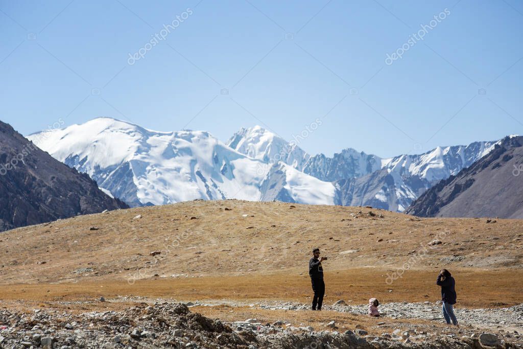 El paisaje del Paso Khunjerab, el cruce fronterizo internacional ...