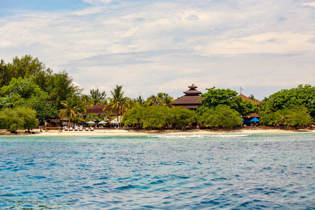 GILI, INDONESIA - Febrero 2020: Playa de arena blanca y barcos en el ...