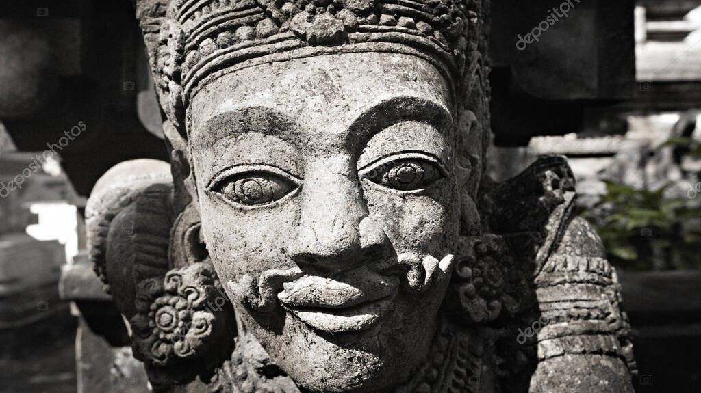 Cara de piedra de dios Indra en el templo de Bali, Indonesia 2023