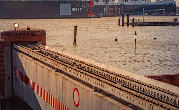 Inundación del Elba y oleada de tormenta en el mercado de peces St ...