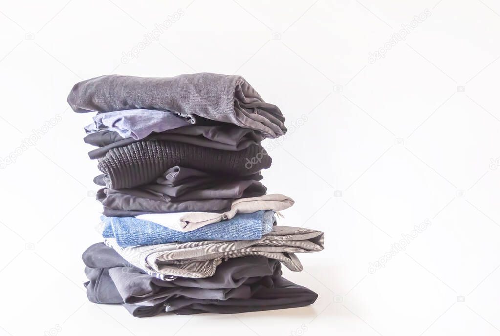 Pila de la ropa plegada de colores. Organización en casa ...