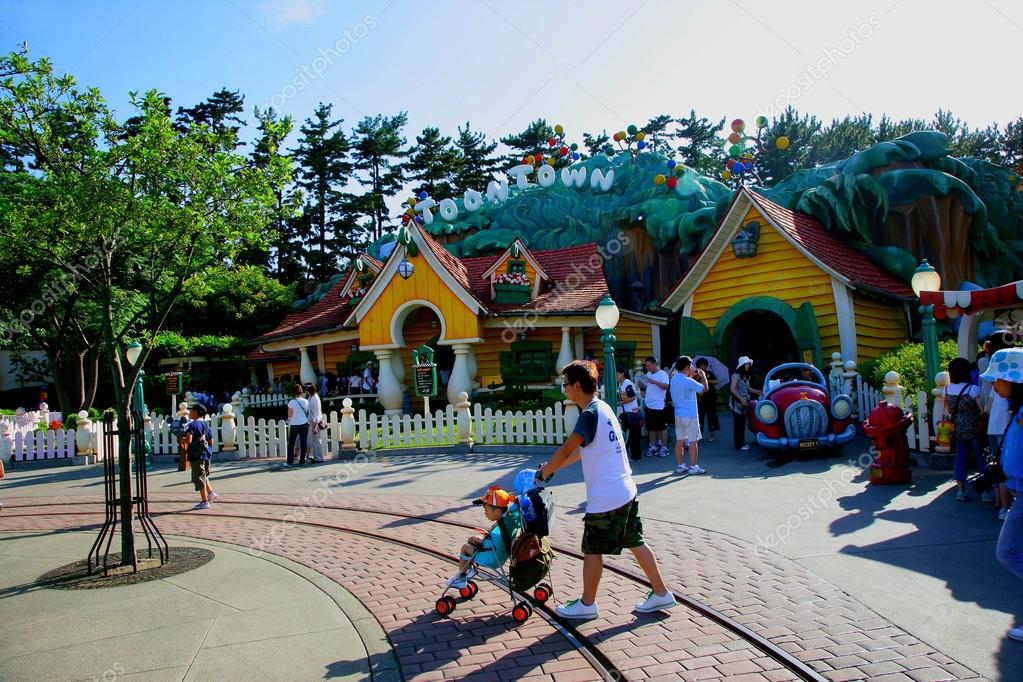 Tokyo Disneyland Mansión Mickey en Toontown — Foto editorial de stock ...