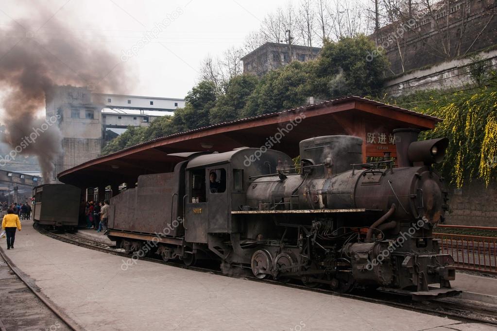 Docked in Leshan City, Sichuan Qianwei Kayo leap on the small train ...