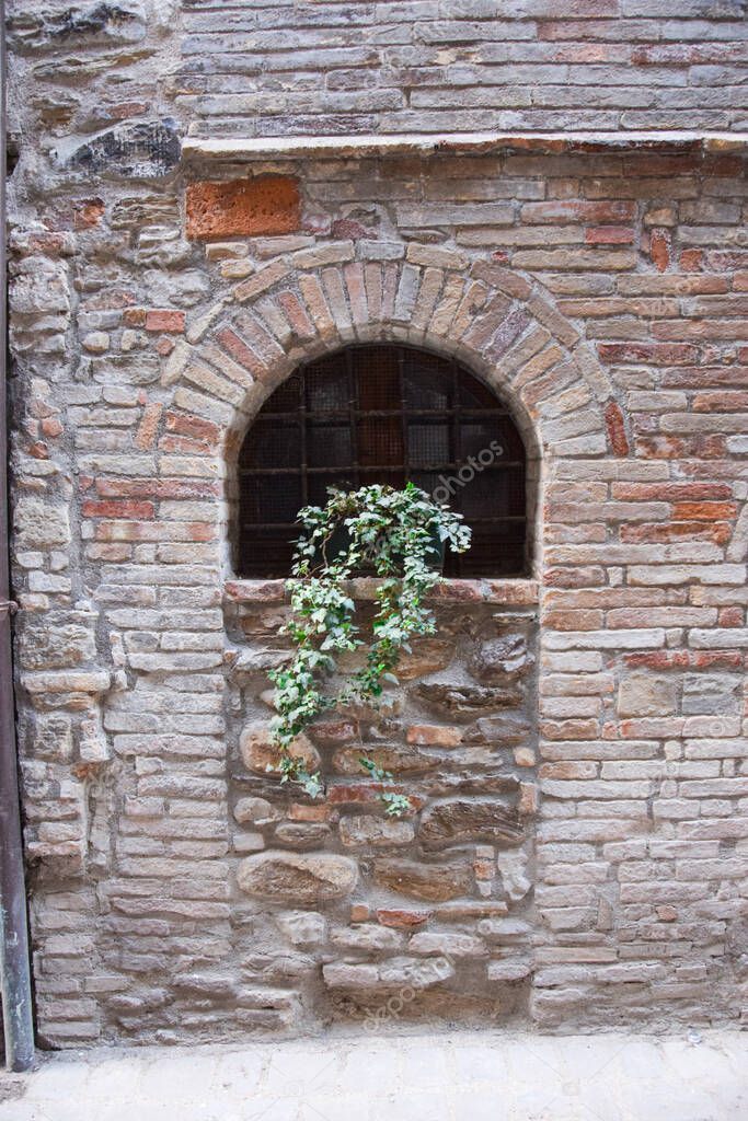 Colección de puertas medievales de madera, fotografiada en Sant 'angelo ...