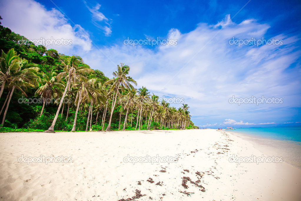 Onbewoond eiland met palmboom wit strand en schoon water — Stockfoto ...