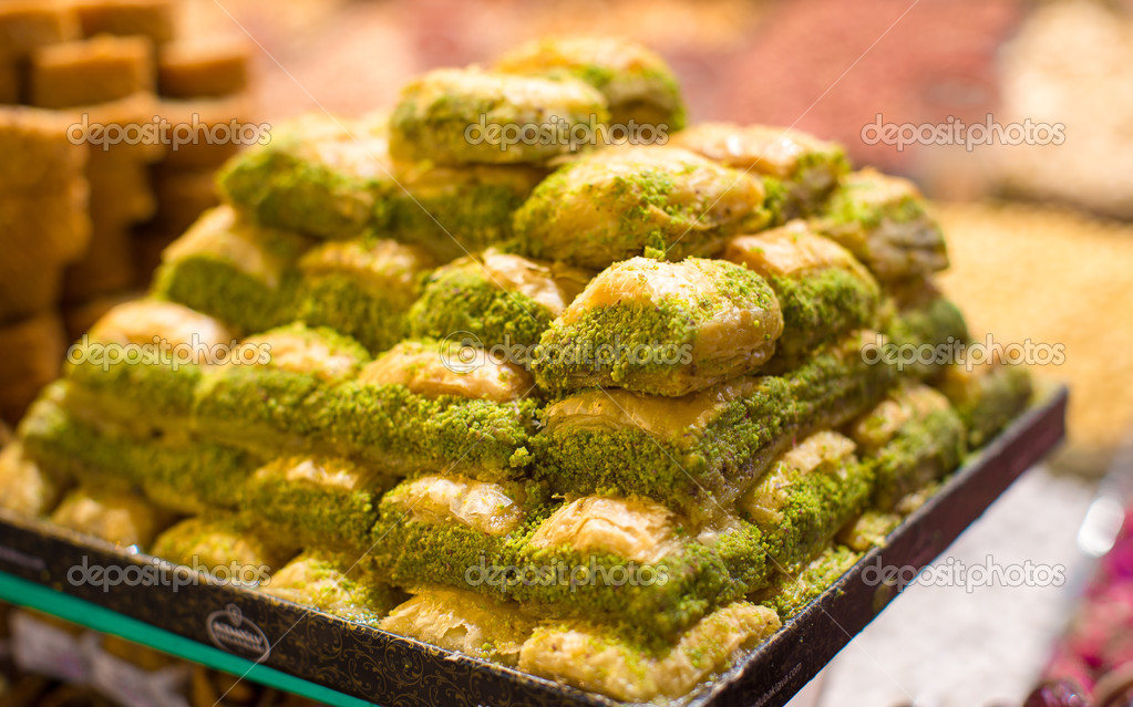 Panqueques dulces turcos hechos de pastelería fina, nueces y miel 2022