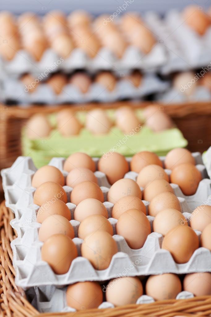 Huevos en cajas de cartón en el supermercado 2024