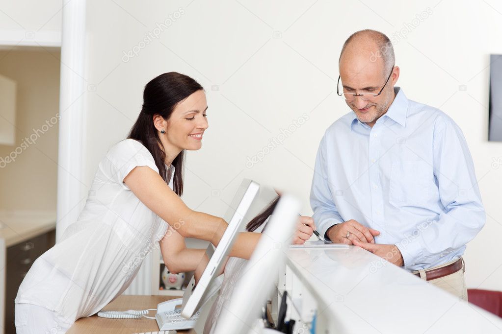 paciente y recepcionista en recepción — Foto de stock © racorn #27431775