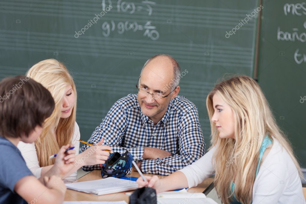 Profesor y sus estudiantes en una discusión de grupo 2024