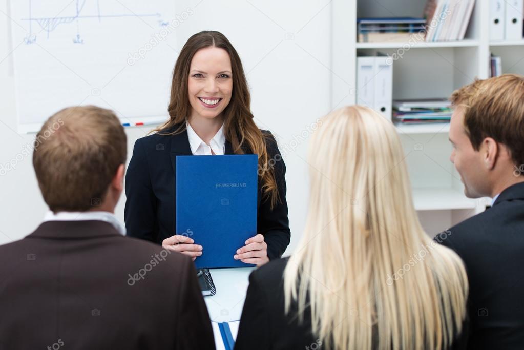 Joven solicitante en una entrevista de trabajo 2022