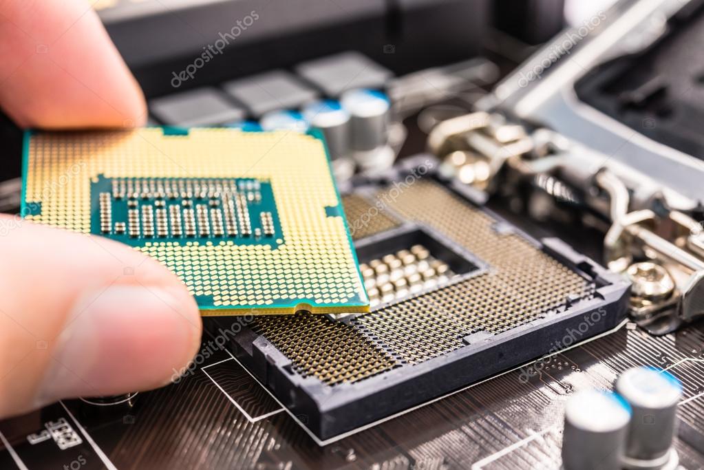 instalación del procesador de la computadora en el zócalo — Foto de ...