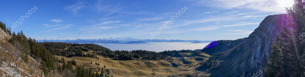 En las Sentes de la Dole de La Rippe, montañas del Jura, Suiza, en ...