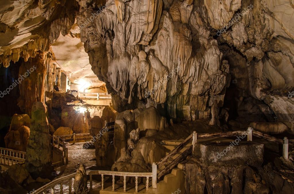 camino cueva subterránea en Laos, con estalagmitas y estalactitas 2024