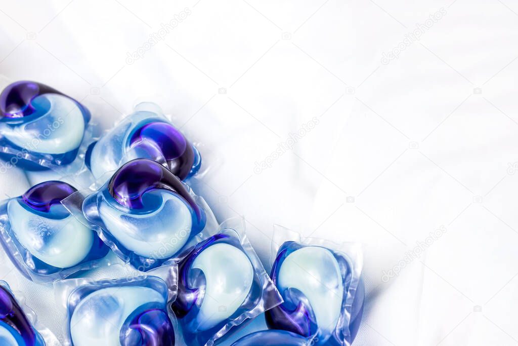 Cápsulas y cápsulas de lavado de color azul brillante con detergente ...