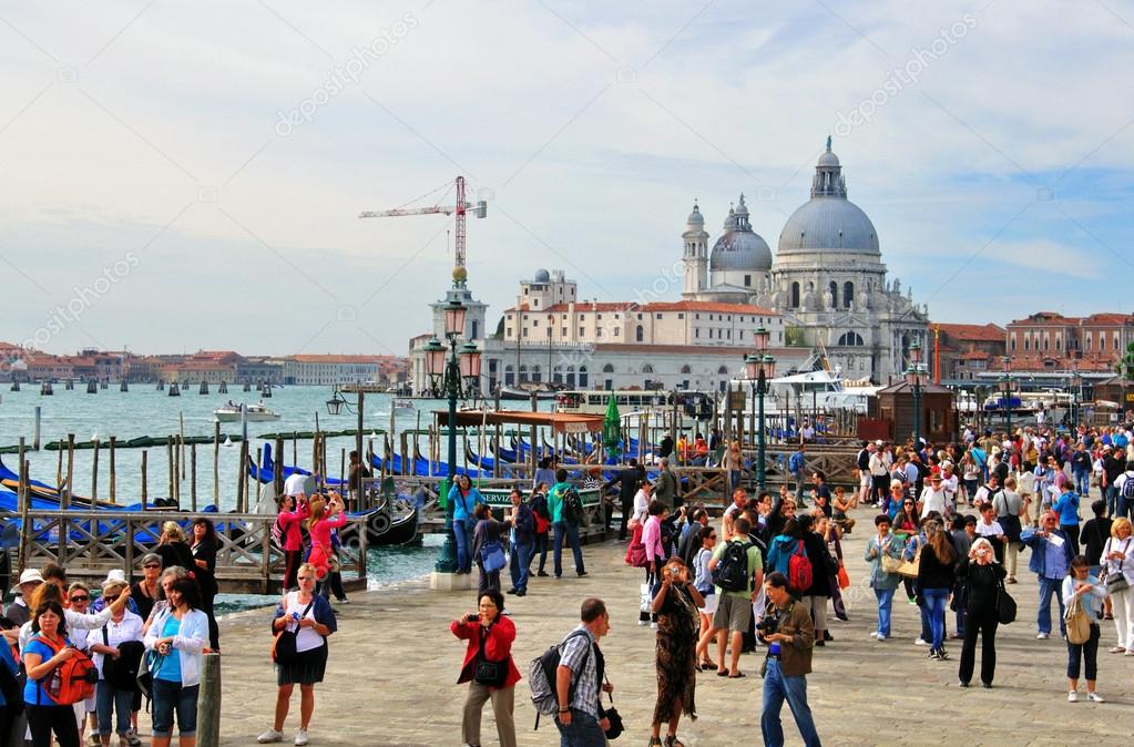 Tourists in Venice – Stock Editorial Photo © Krasnevsky #39100579