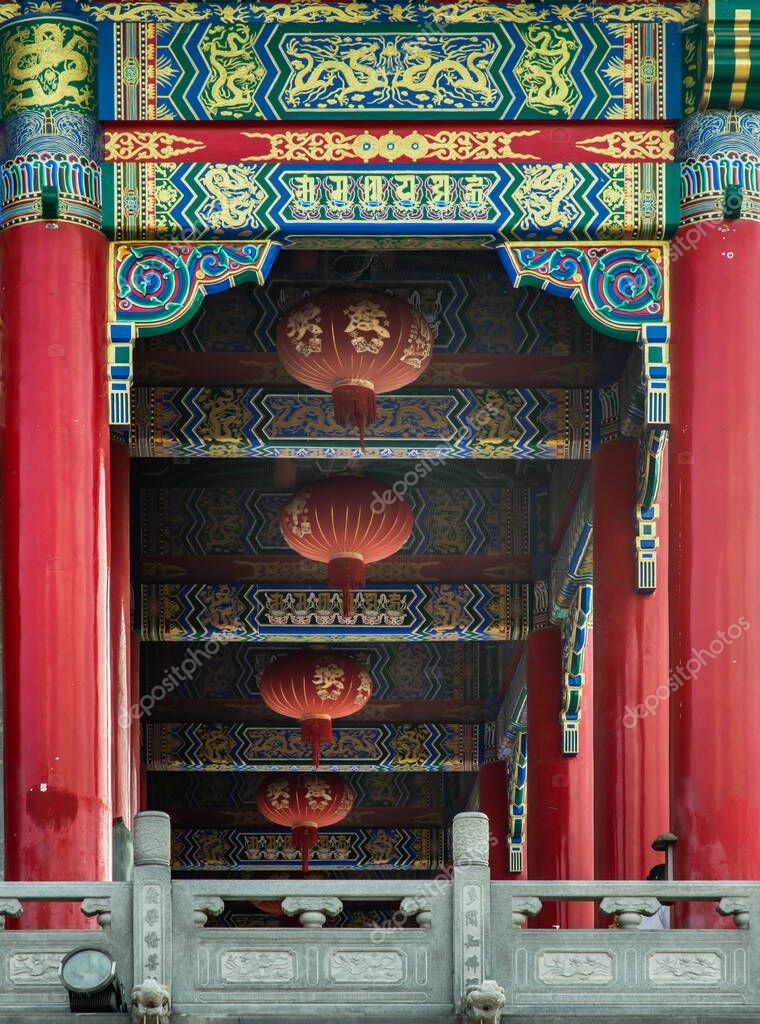 Nonthaburi, Tailandia - 26 dic 2021: Templo de arquitectura de estilo chino y linterna ...