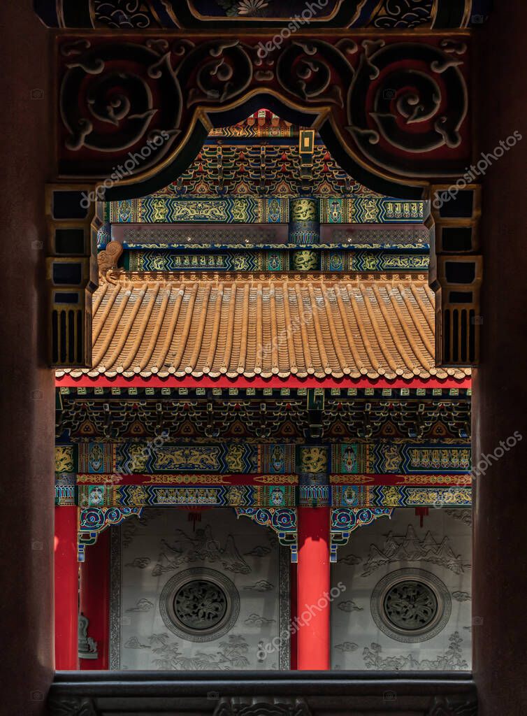Nonthaburi, Tailandia - 26 dic 2021: Vista de simetría del templo de ...