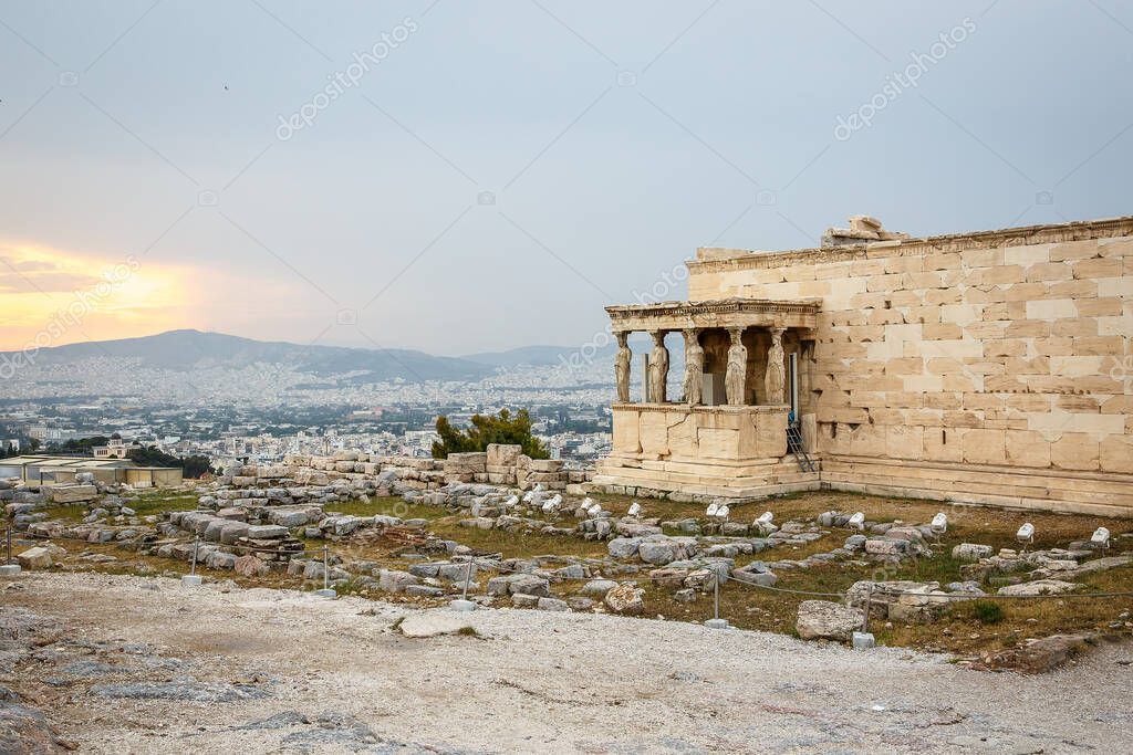 The Caryatids of the Erechtheion (en inglés). Una cariátida es una ...