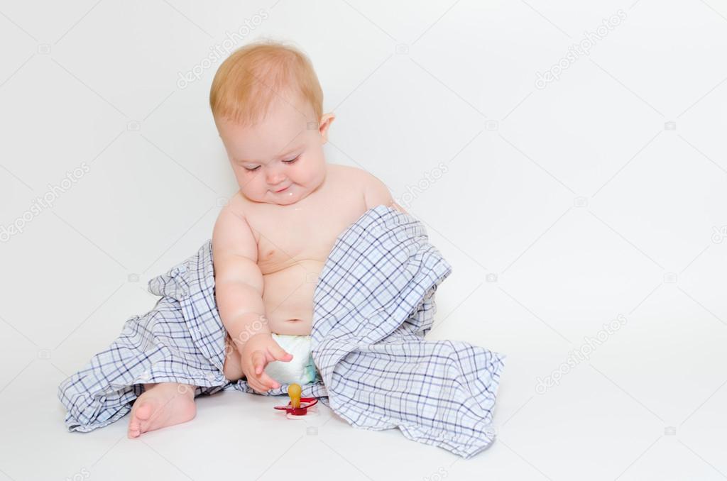 Bebé en una camisa alcanzando su chupete: fotografía de stock ...