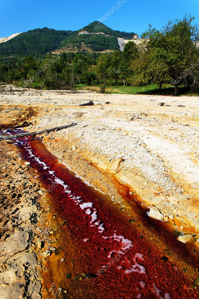 la contaminación de cobre del agua explotación minera — Foto de stock ...
