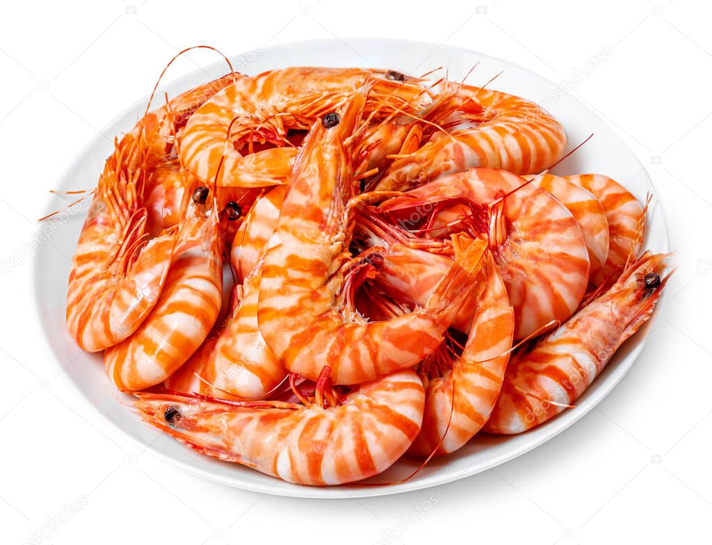 Camarones en un plato aislado sobre fondo blanco. Concepto de mariscos ...