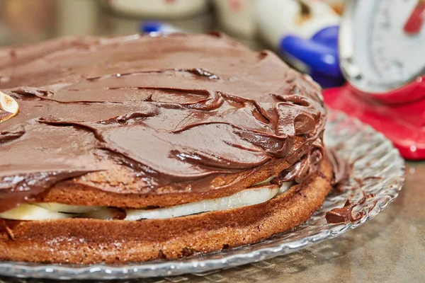 Chef coats the cake with chocolate ganache to make chocolate cake with ...
